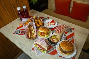 Fast food Tri sousa, Olenegorsk, foto