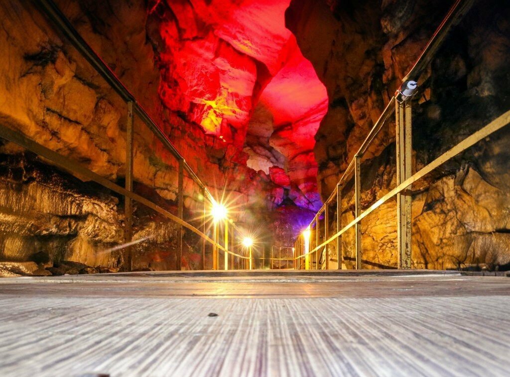 Yol kenarı dinlenme alanı Mağara Dinlenme Tesisine Giriş Göbeği, Seydişehir, foto