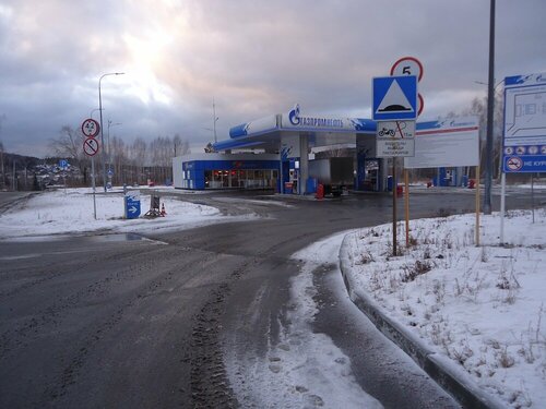 Benzin istasyonu Gazpromneft, Degtiarsk, foto