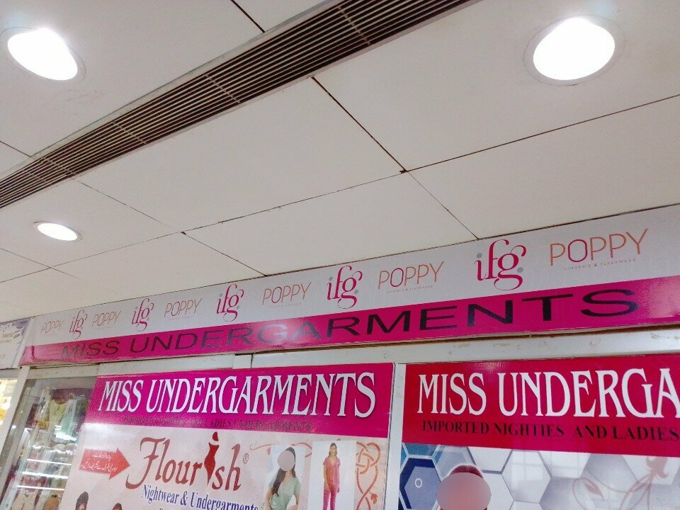 Dış giyim mağazası Miss Undergarments, Karaçi, foto