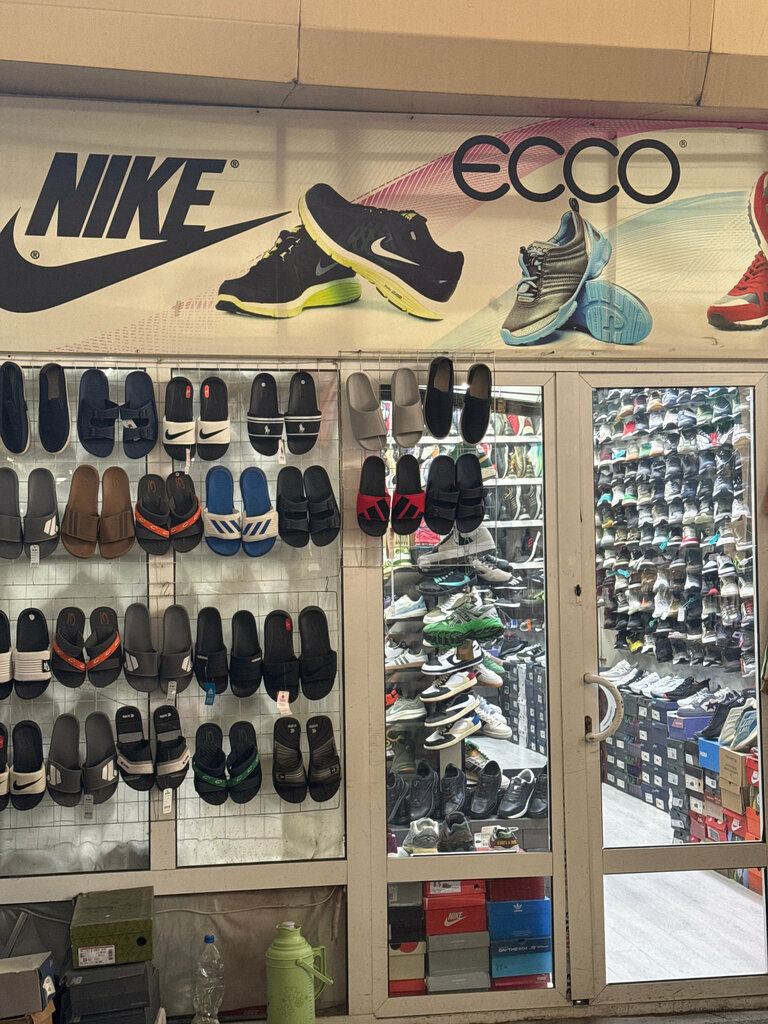 Ayakkabı mağazaları Sneakers, Fergana, foto