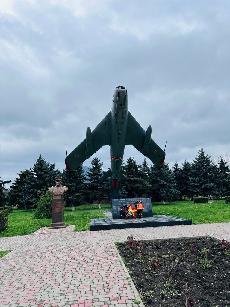 Anıt, heykel Обелиск Вечная слава лётчикам-минераловодцам, отдавшим жизнь за Родину, Mineralniye Vodi, foto