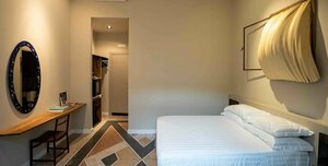 Atelier Inès B&b Home Gallery (Vico Cristallini No:140, Naples), otel  Napoli'den