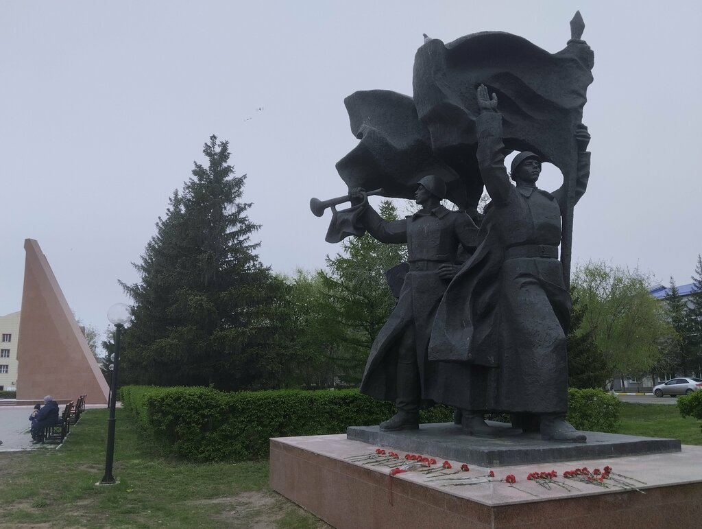 Anıt, heykel Eternal Flame, Petropavl (Petropavlovsk), foto