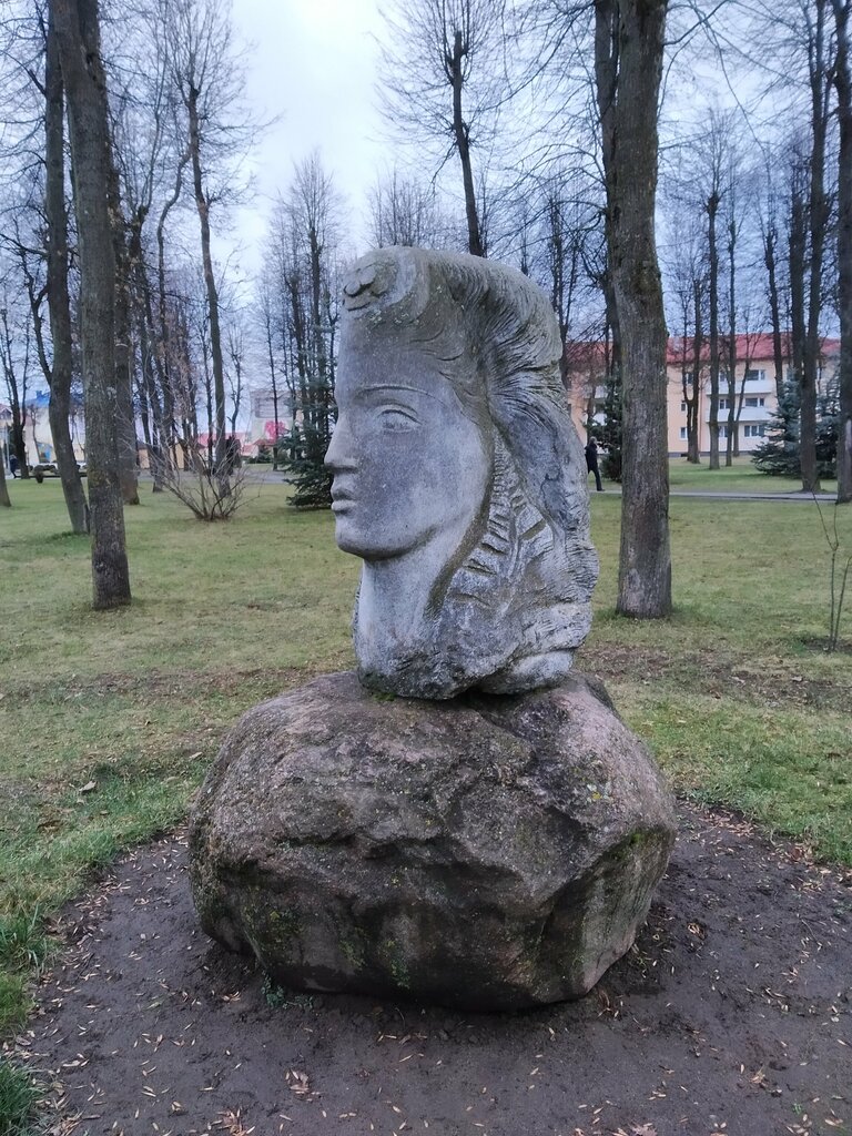 Park, sokak heykeli Цветок папоротника, Ostrovets, foto