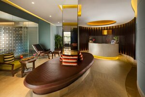Sandal Suites Op.by Lemon Tree Hotels (National Expressway 3), otel  Noida'dan
