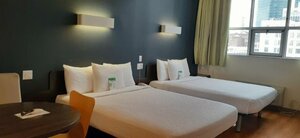 Feather Factory (New York, Skillman Avenue), otel  New York'tan