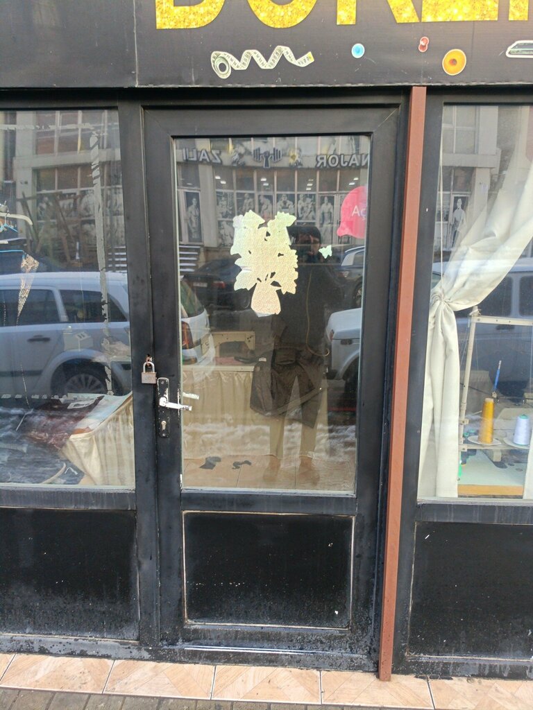 Kıyafet tamiri Dərzi, Bakü, foto