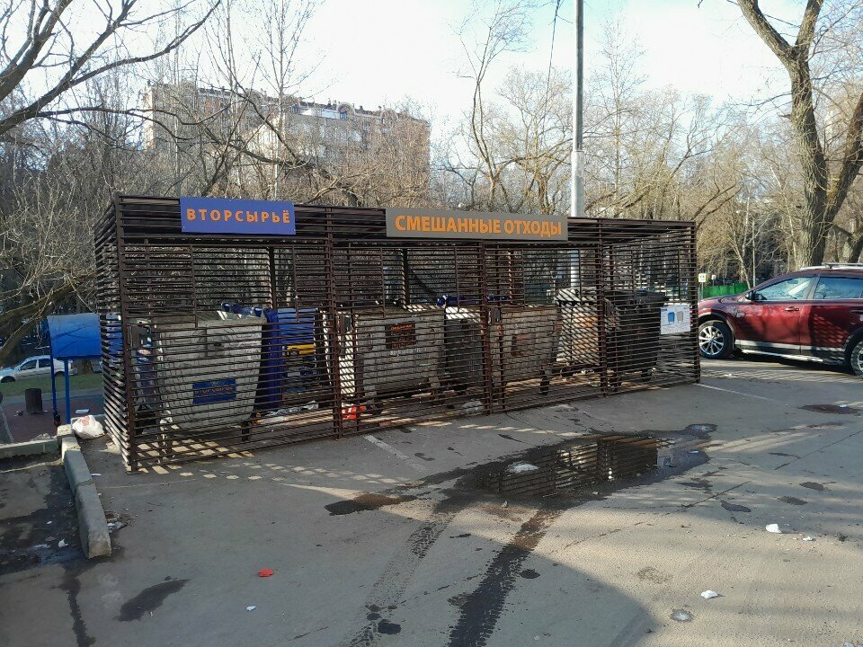 Ayrı çöp toplama noktası Waste sorting, Moskova, foto