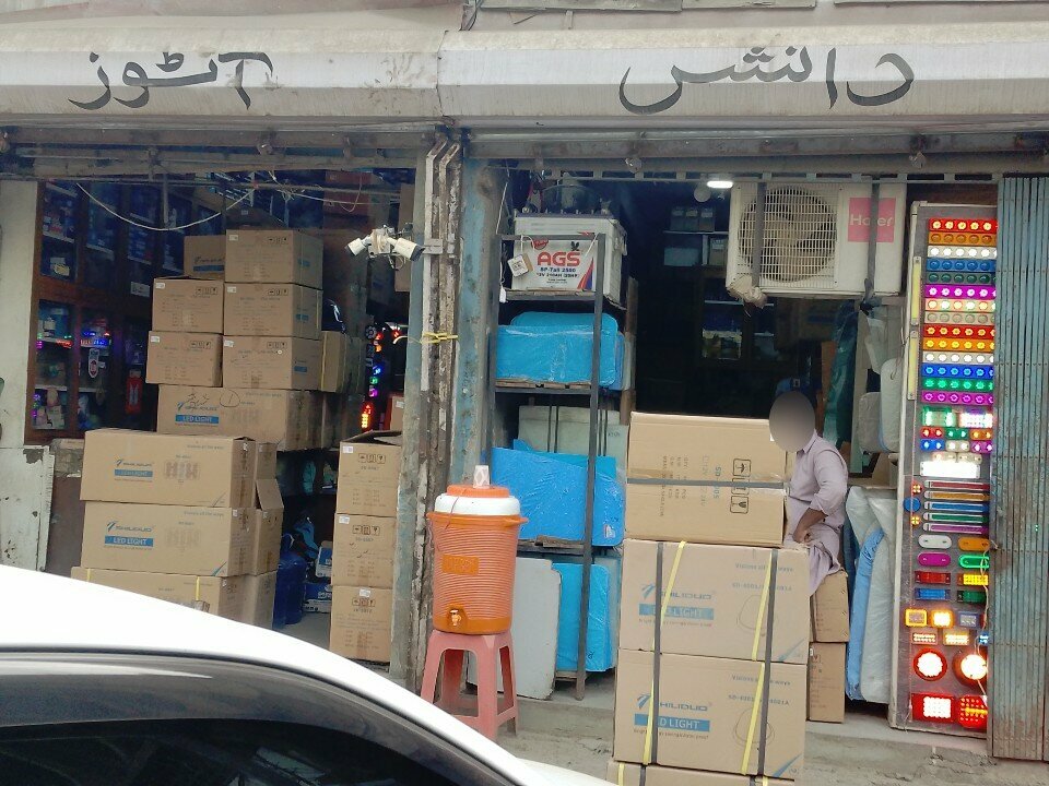 Otomobil yedek parçaları Danish Autos, Karaçi, foto