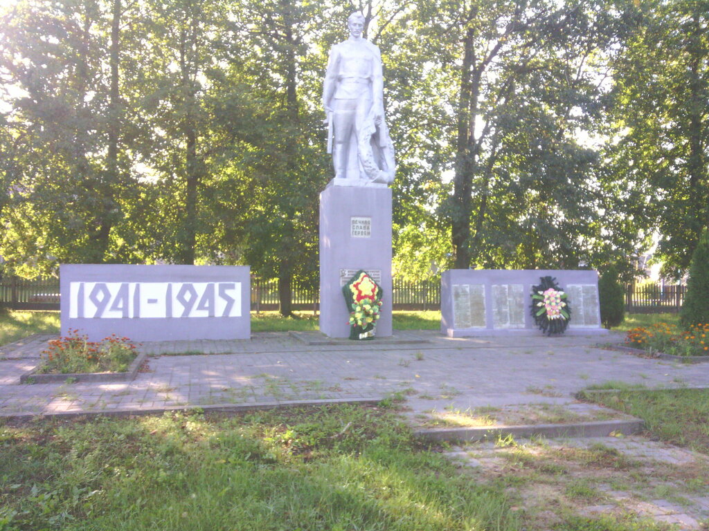 Anıt, heykel Землякам погибшим в годы Великой Отечественной войны, Brestskaya oblastı, foto