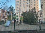 Playground (Krasnodar Territory, Goryachiy Klyuch, mikrorayon Administratsiya), oyun alanı  Goriaçi Kliuç'tan