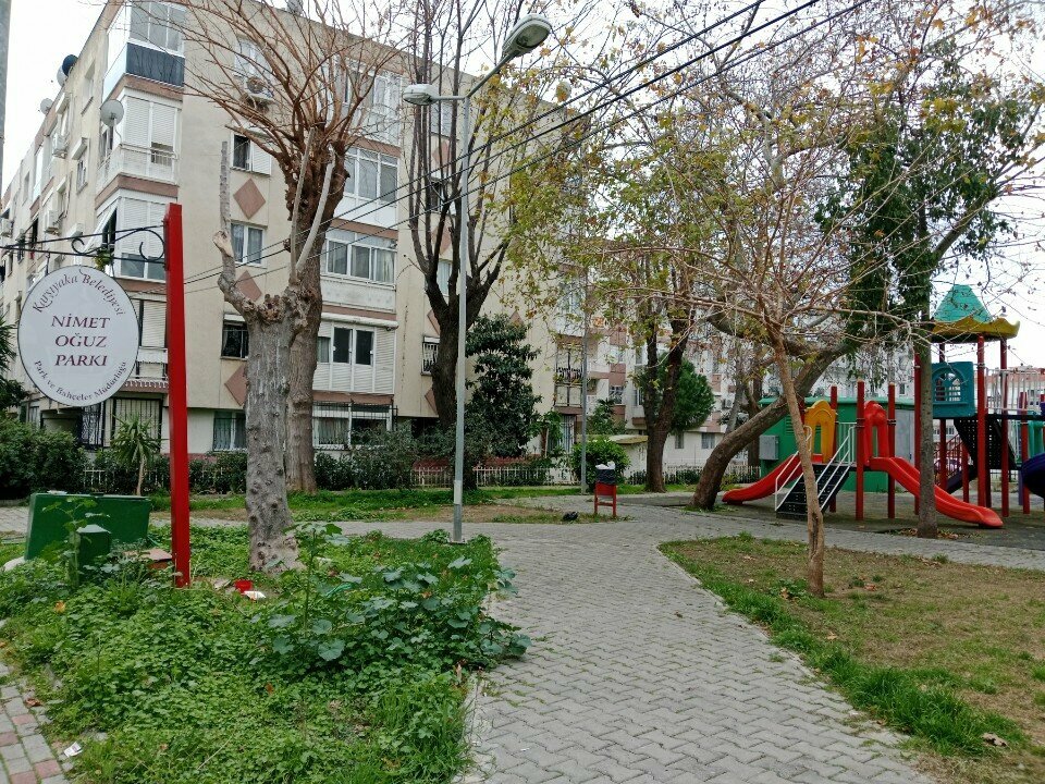 Çocuk oyun ekipmanları Nimet Oğuz Parkı, İzmir, foto
