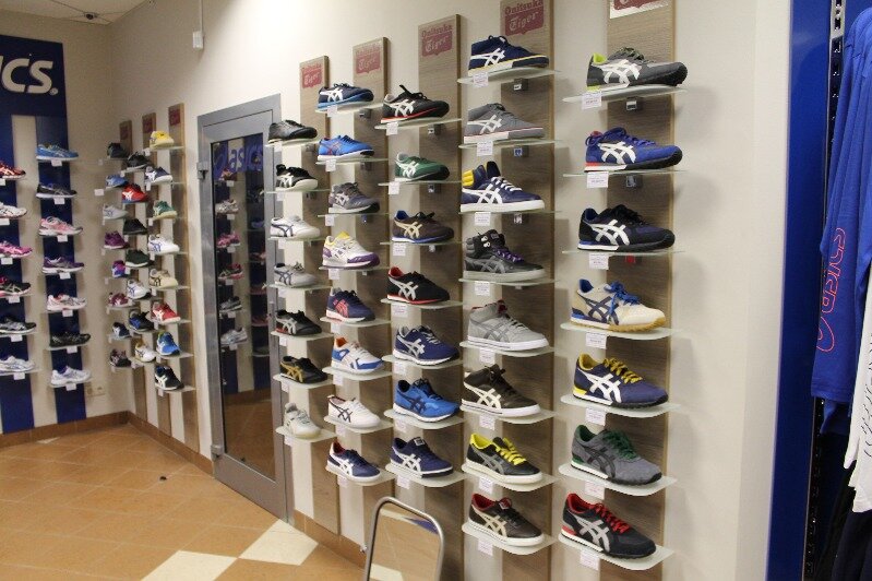 Spor giyim ve ayakkabı Internet-magazin Asics, Saint‑Petersburg, foto