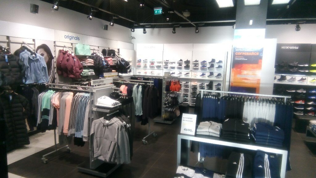Spor mağazaları Adidas, Yalta, foto