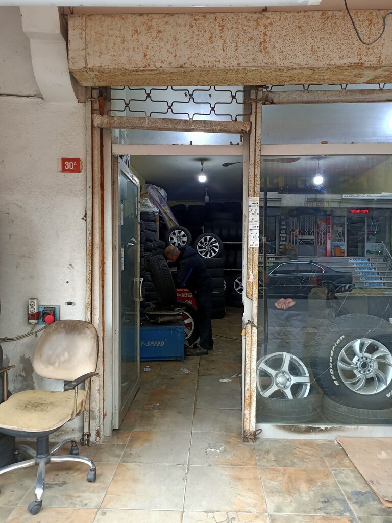 Oto lastik tamiri Kral Oto 2. El Lastik Dünyası, İstanbul, foto
