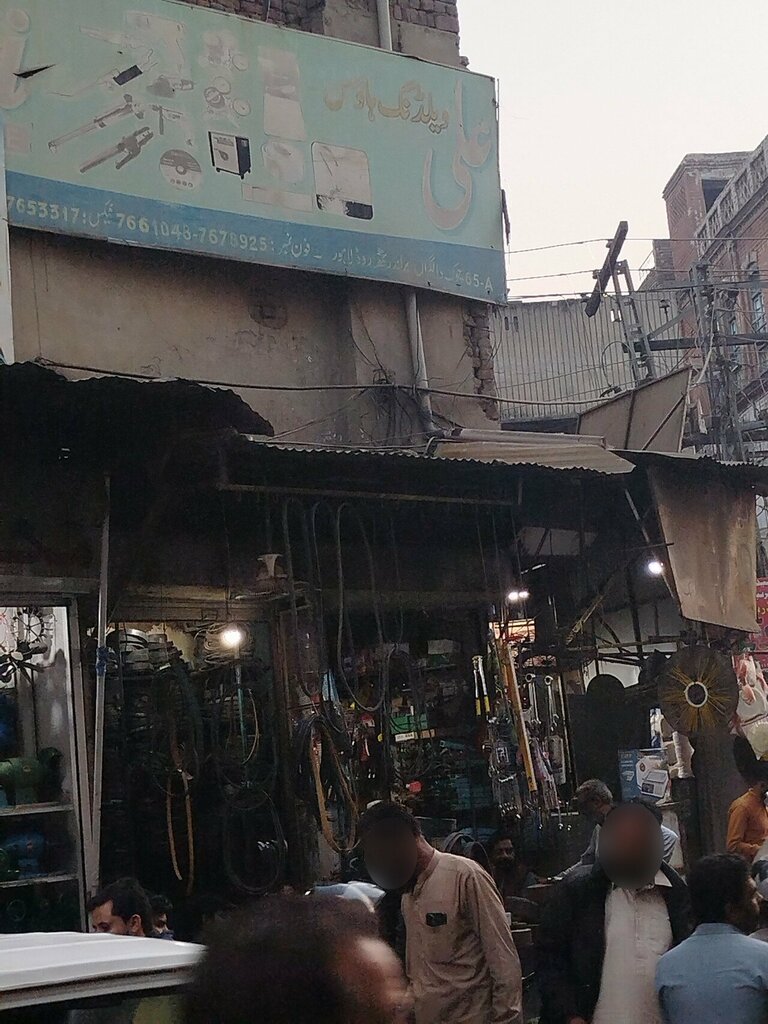 Ev temizlik ürünleri Ali Heard ware shope, Lahor, foto