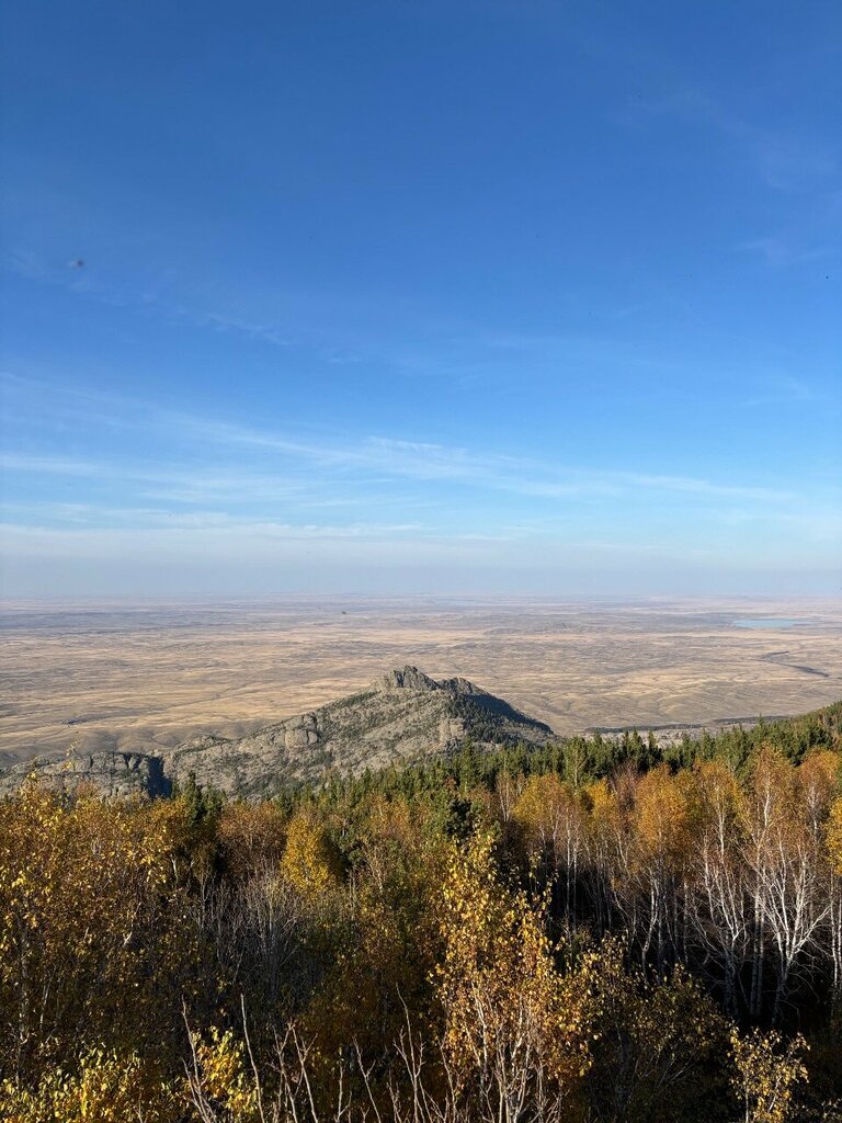 Dağ zirvesi Akbet Mountain, Pavlodar eyaleti, foto