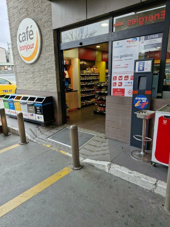 Benzin istasyonu TotalEnergies, İstanbul, foto