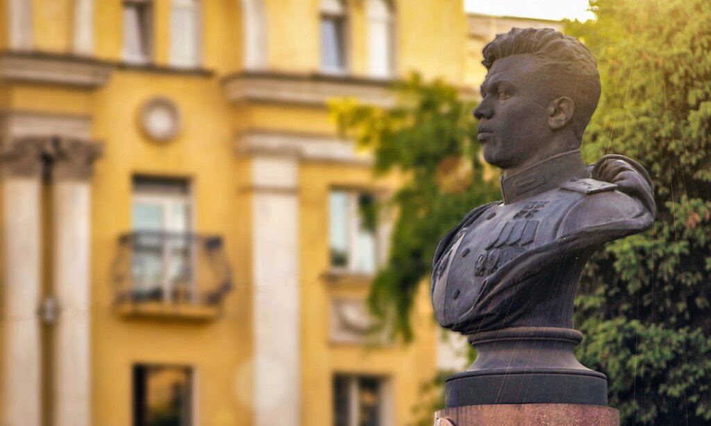 Anıt, heykel Бюст дважды Героя Советского Союза Афанасия Петровича Шилина, Leninsk‑Kuznetski, foto