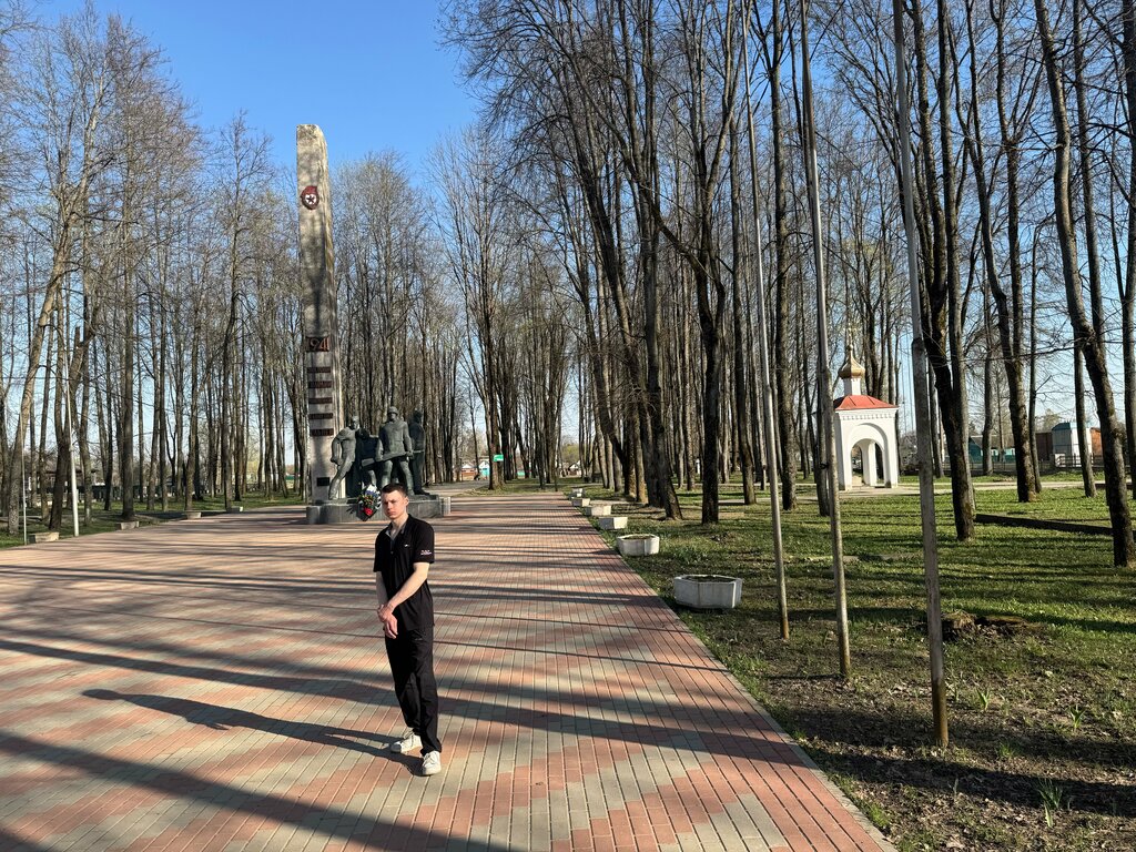 Anıt, heykel Обелиск в честь первых гвардейских дивизий, Yelnia, foto