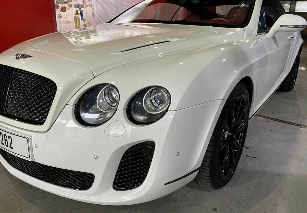 Jant ve lastikçiler Manchester Tyre Trading, Dubai, foto