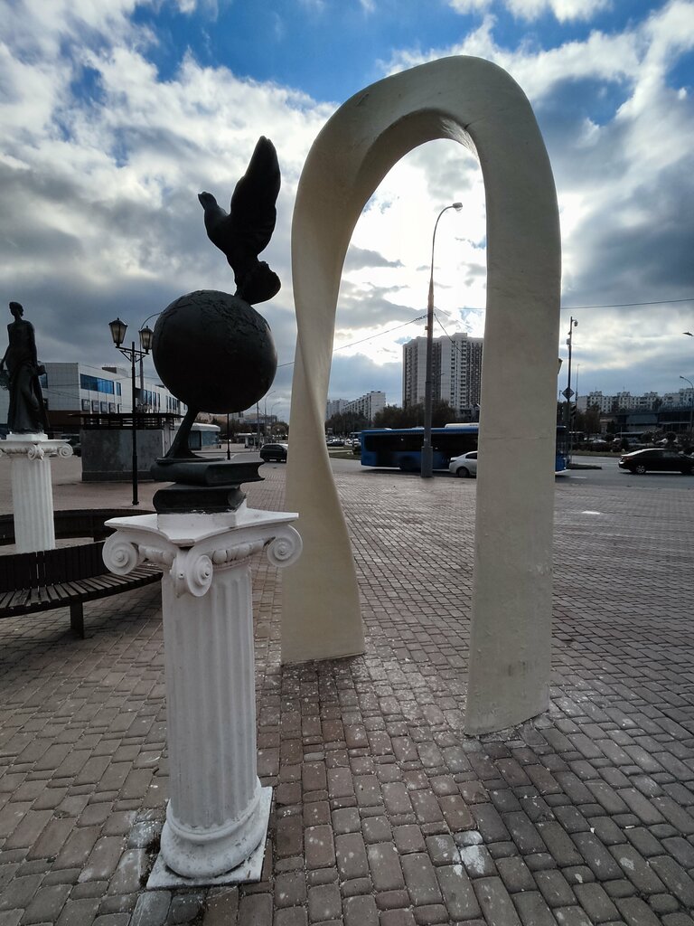Park, sokak heykeli Голубь на земном шаре, Moskova, foto