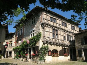 Hostellerie de Pérouges (Île-de-France, Seine-et-Marne, Argentières, Place du Tilleul), otel
