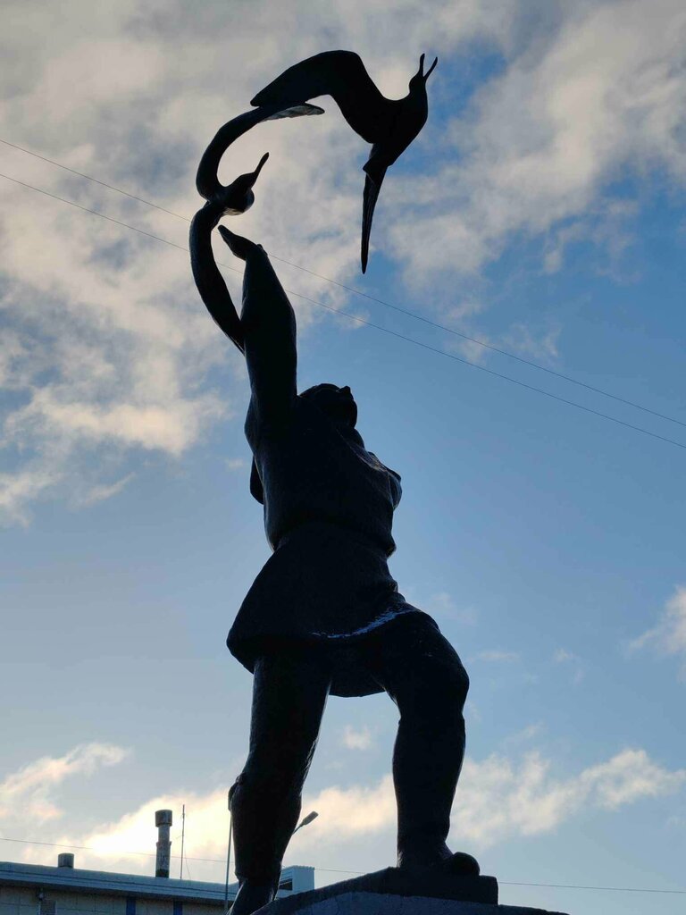 Park, sokak heykeli Young Man with Bird, Syktivkar, foto