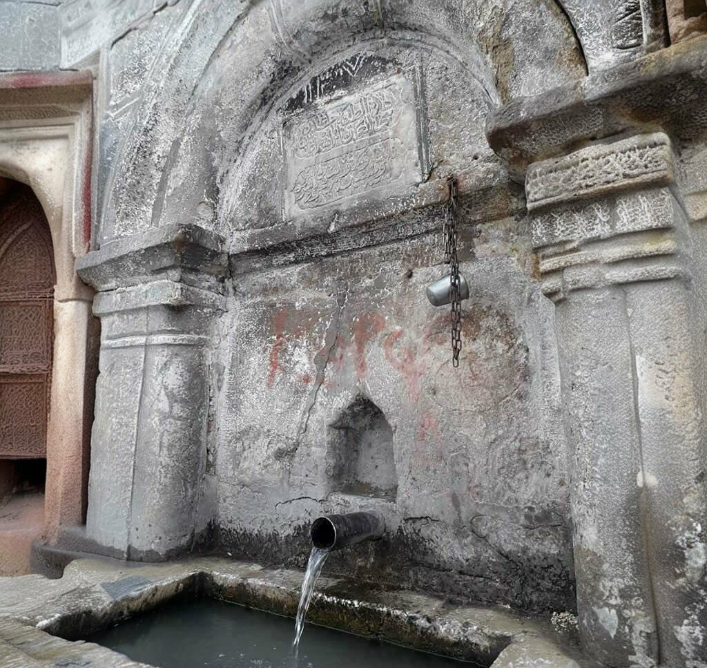 Turistik yerler Işıklar Çeşmesi, İhsaniye, foto