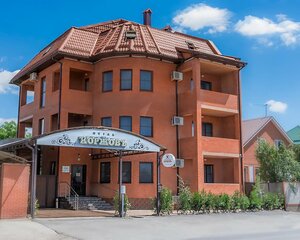 Korzhov (Srednyaya ulitsa No:41/2, mikrorayon Sady Kalinina, Krasnodar), otel  Krasnodar'dan