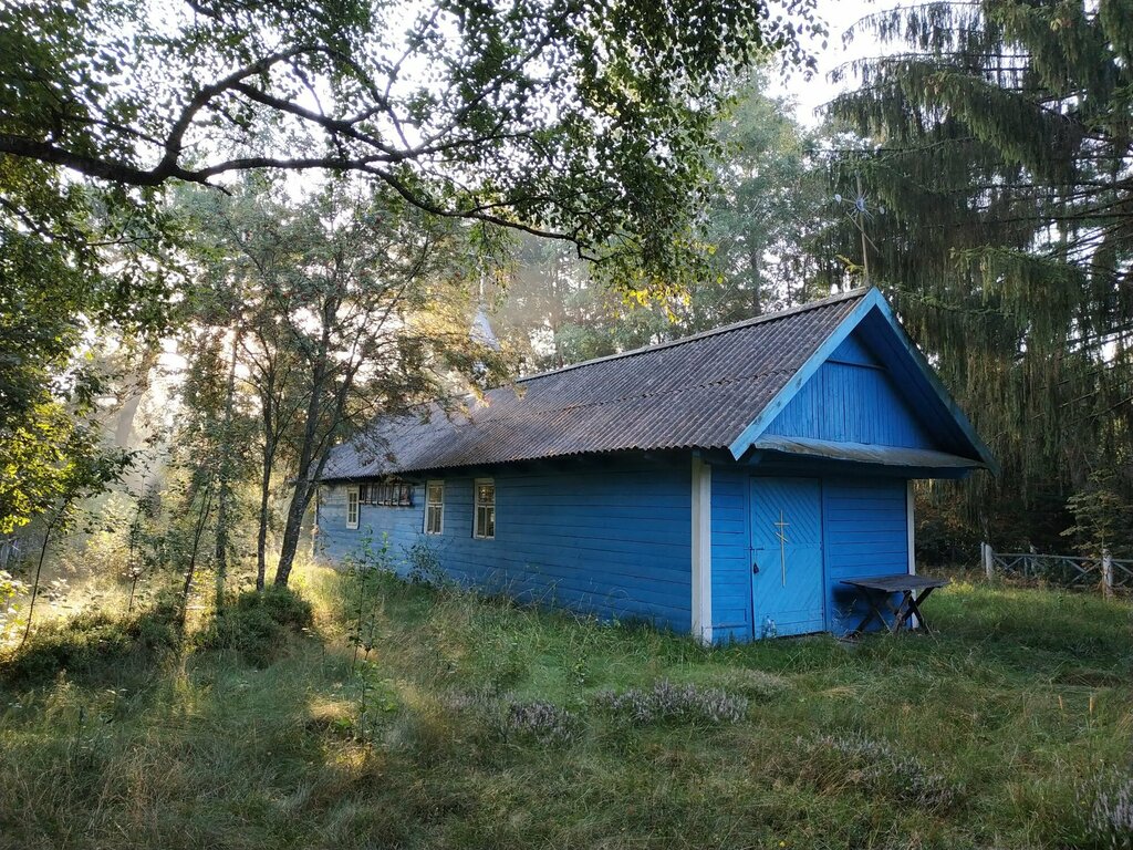 Şapel, haç anıtı Chapel of St. John the Evangelist, Brestskaya oblastı, foto