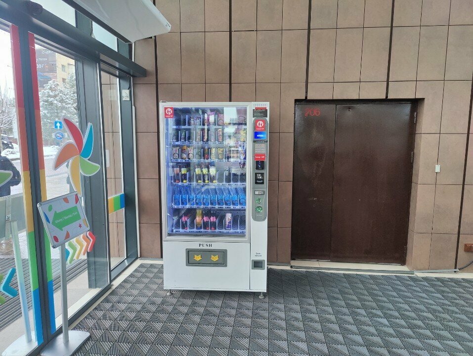 Kuruyemiş, atıştırmalık, kuru meyve Machine for selling soft drinks and snacks, Almatı, foto
