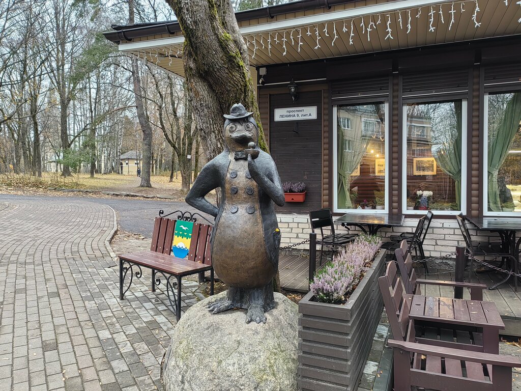 Park, sokak heykeli Пингвин с мороженым, Zelenogorsk, foto