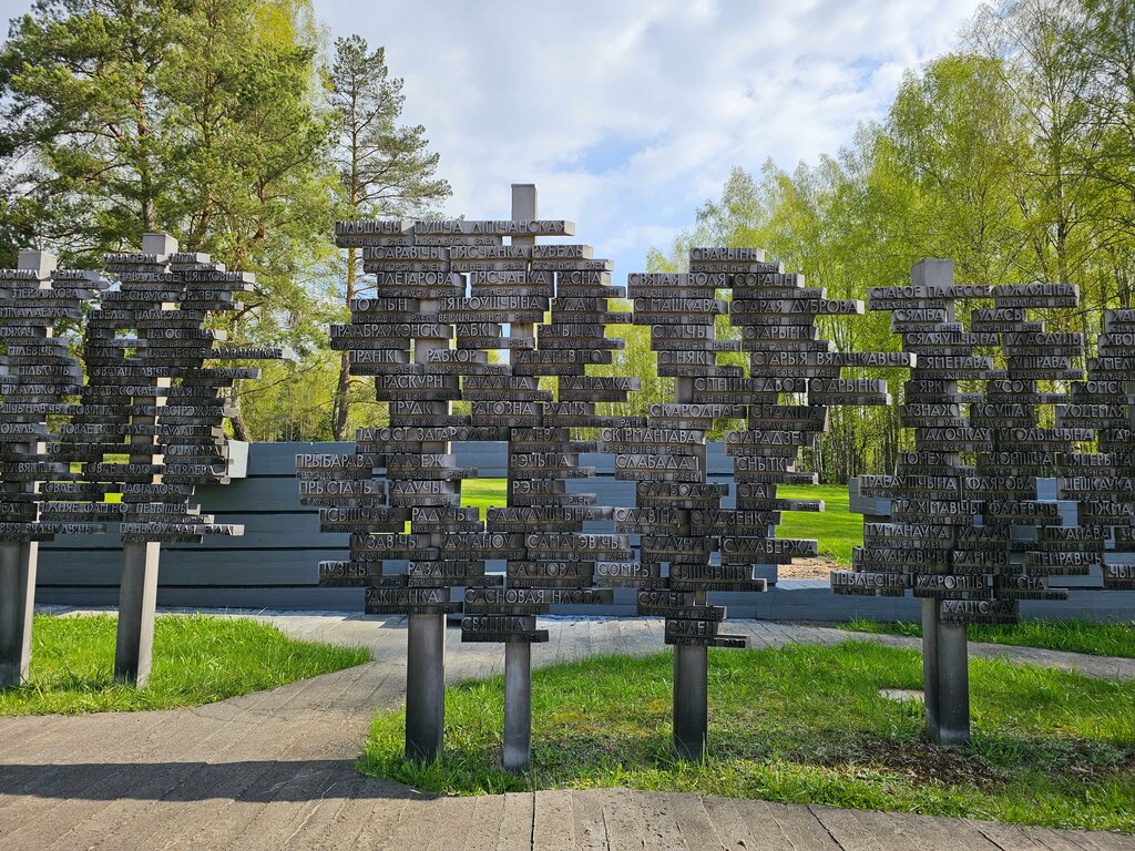 Park, sokak heykeli Символические деревья жизни, Minskaya oblastı, foto