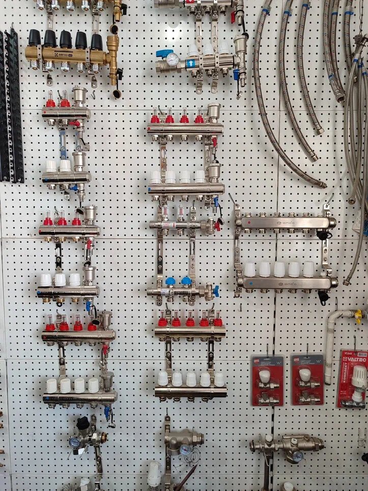 Banyo ve klozet mağazaları Atoll, Simferopol (Akmescit), foto