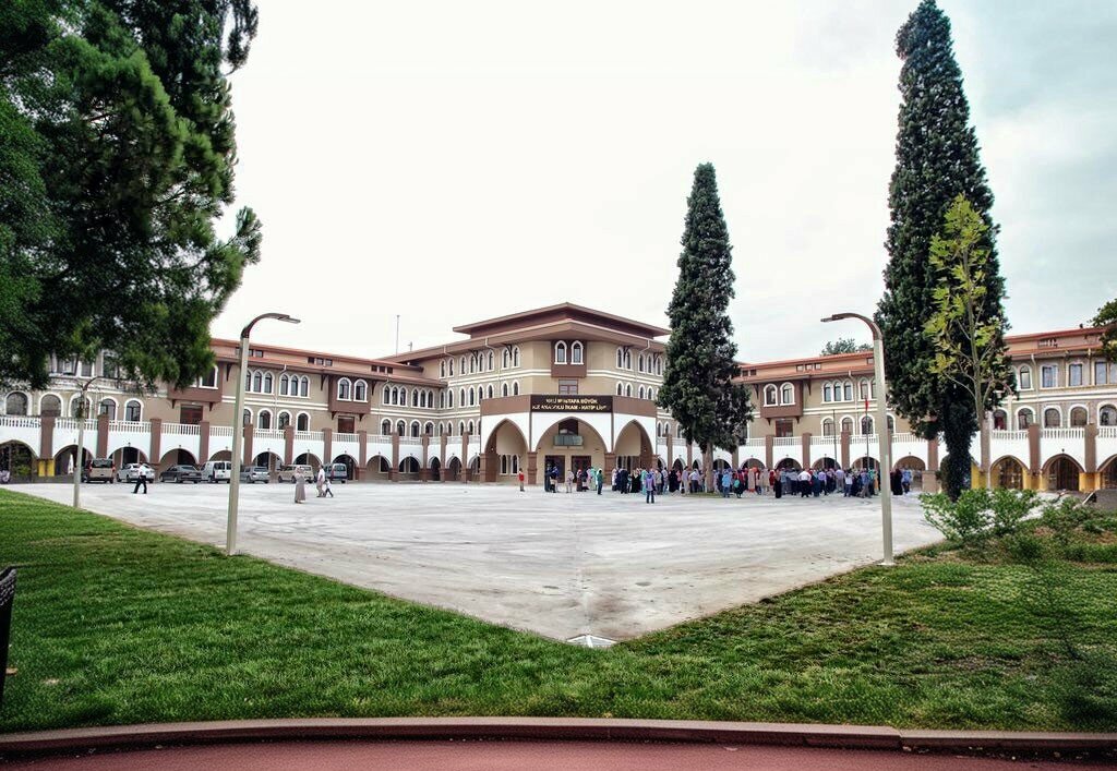 Lise Vali Mustafa Büyük Kız Anadolu İmam Hatip Lisesi, Adapazarı, foto
