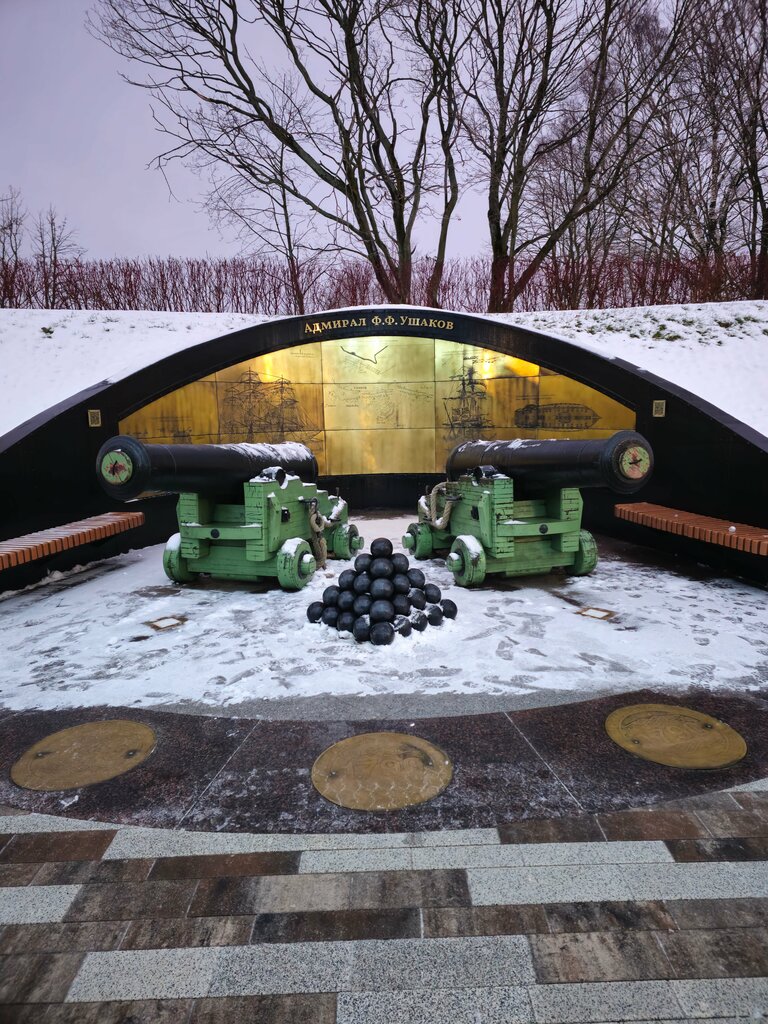 Anıt, heykel Admiral F.F. Ushakov, Kronstadt, foto