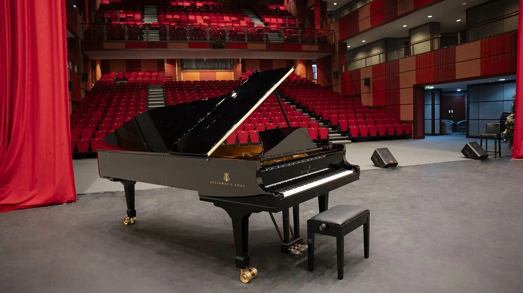 Enstrüman mağazaları Steinway & Sons, Dubai, foto