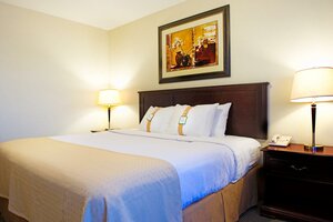 Holiday Inn & Suites (44 Street No:5612), otel  Lloydminster'dan