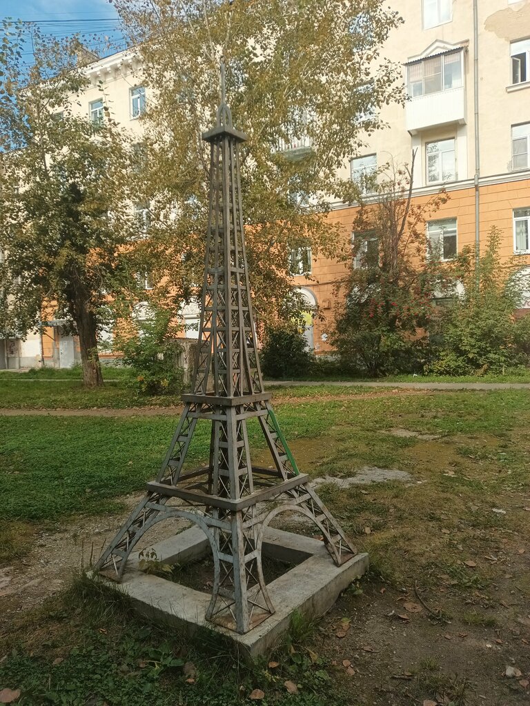 Park, sokak heykeli Скульптура Эйфелева башня, Yekaterinburg, foto