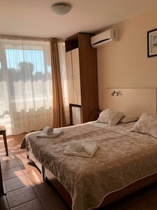 Hotel Naslada (Dobrich Province, Balchik, ulitsa Zlatko Petkov), otel  Balçık'tan