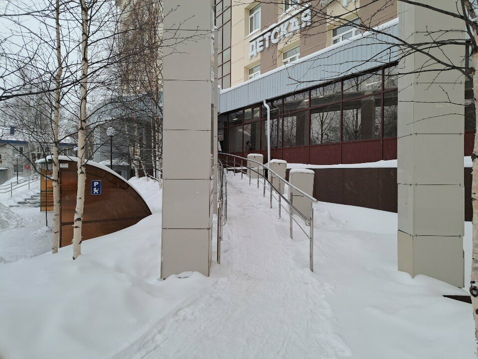Aşılama noktası Пункт вакцинации в БУ Сургутская городская клиническая поликлиника № 1, Surgut, foto