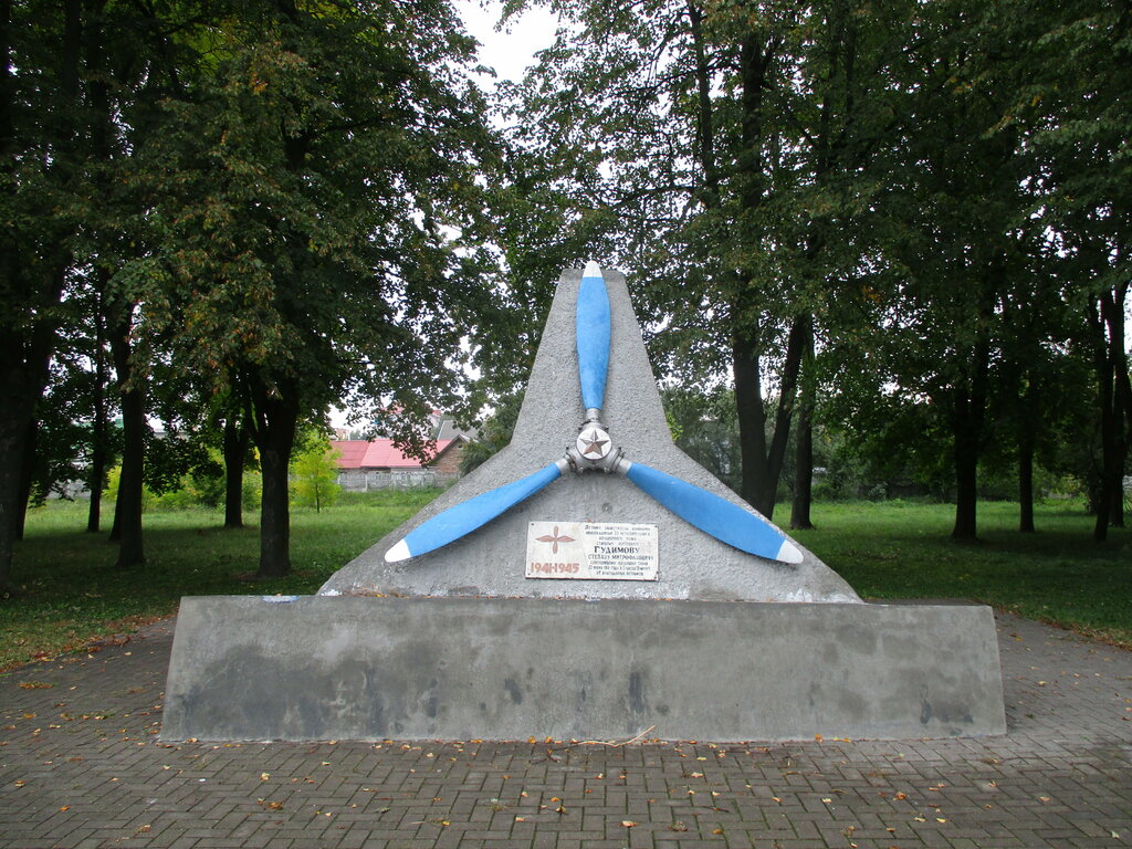 Anıt, heykel С.М. Гудимов, Pruzhany, foto