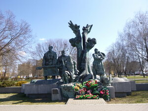 Партизанам Полесья (Bresckaja voblasć, Pinsk, park kultury i otdykha Trikotazhnik), anıt, heykel  Pinsk'ten