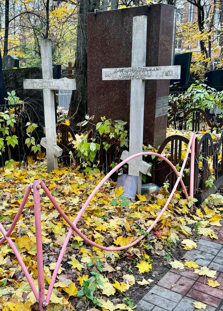 Ünlü kişilerin mezarları Архитектор Константин Степанович Мельников и его супруга, Moskova, foto