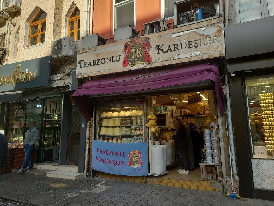 Kasap, şarküteri Trabzonlu Kardeşler Gıda Pazarı, İstanbul, foto