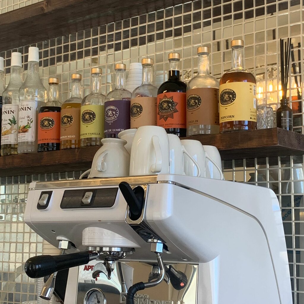 Kahve dükkanları Bistrot Моне, Tyrnauz, foto