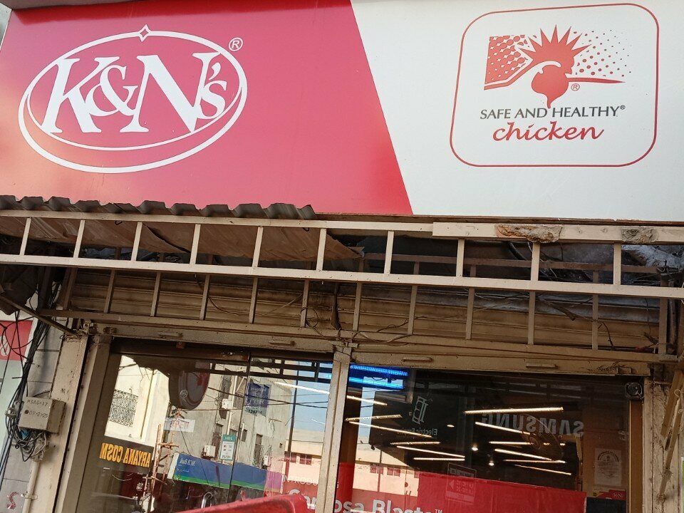 Kanatlı hayvan ürünleri ve yumurta K&N's, Karaçi, foto