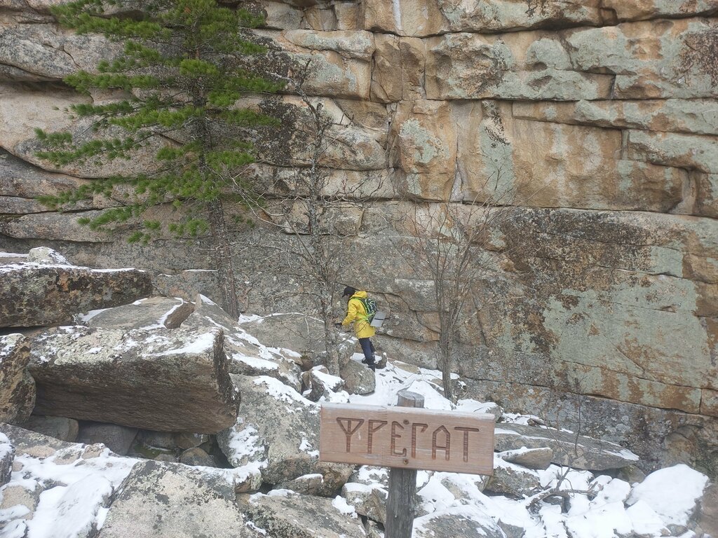 Dağ zirvesi Скала Фрегат, Krasnoyarski krayı, foto